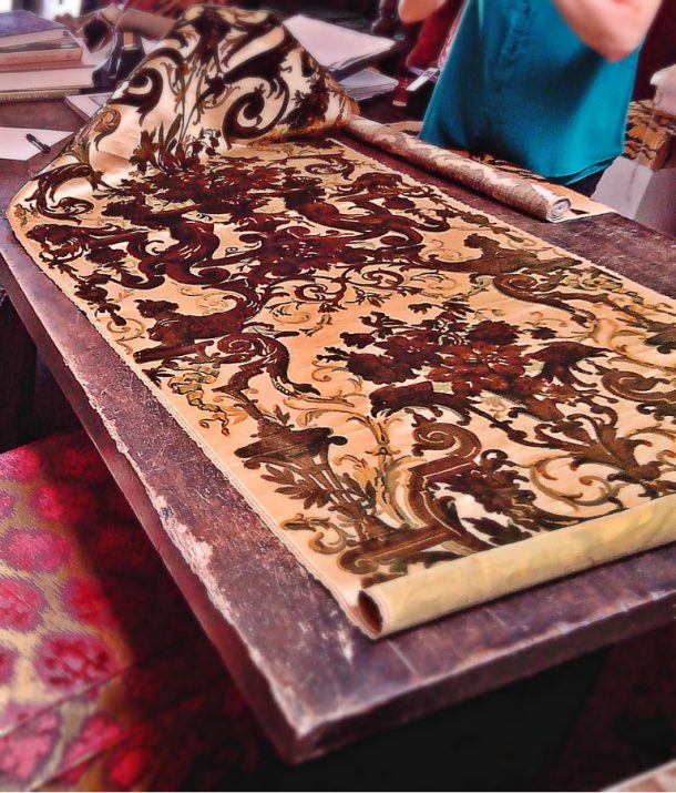 Italian fabric for chairs: preparing the loom