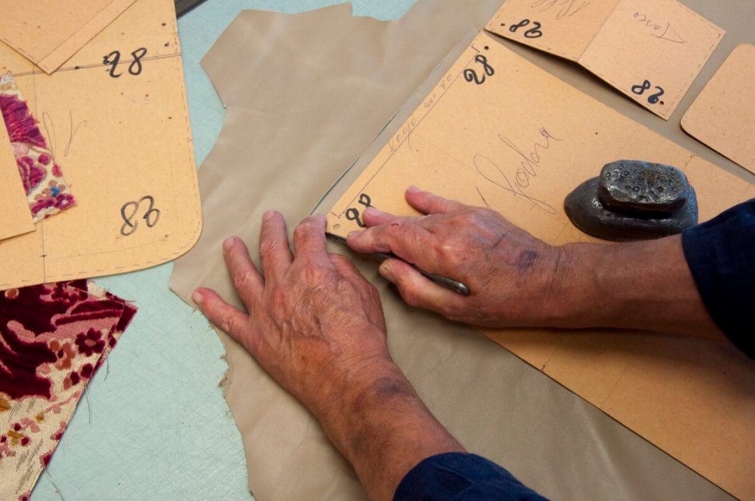 Handmade velvet bags created by Venetian craftspeople: the production
